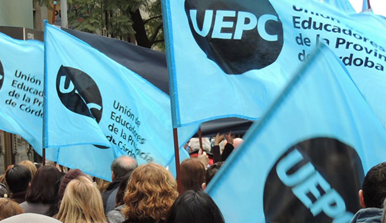Docentes de UEPC se movilizan por salarios en el marco de una protesta ...